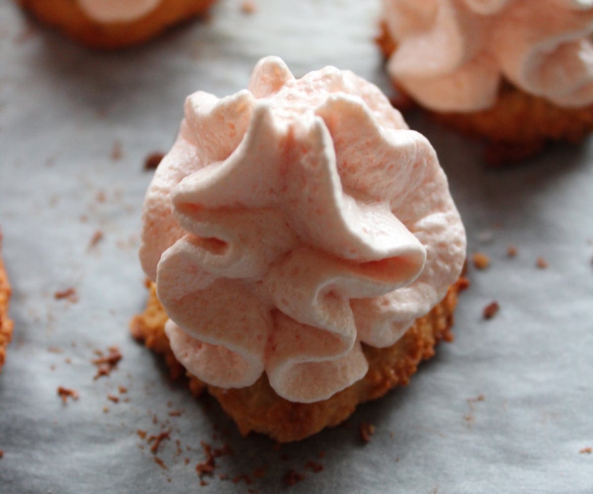 Pink grape skum - topping og flødebolleskum - Danish Things