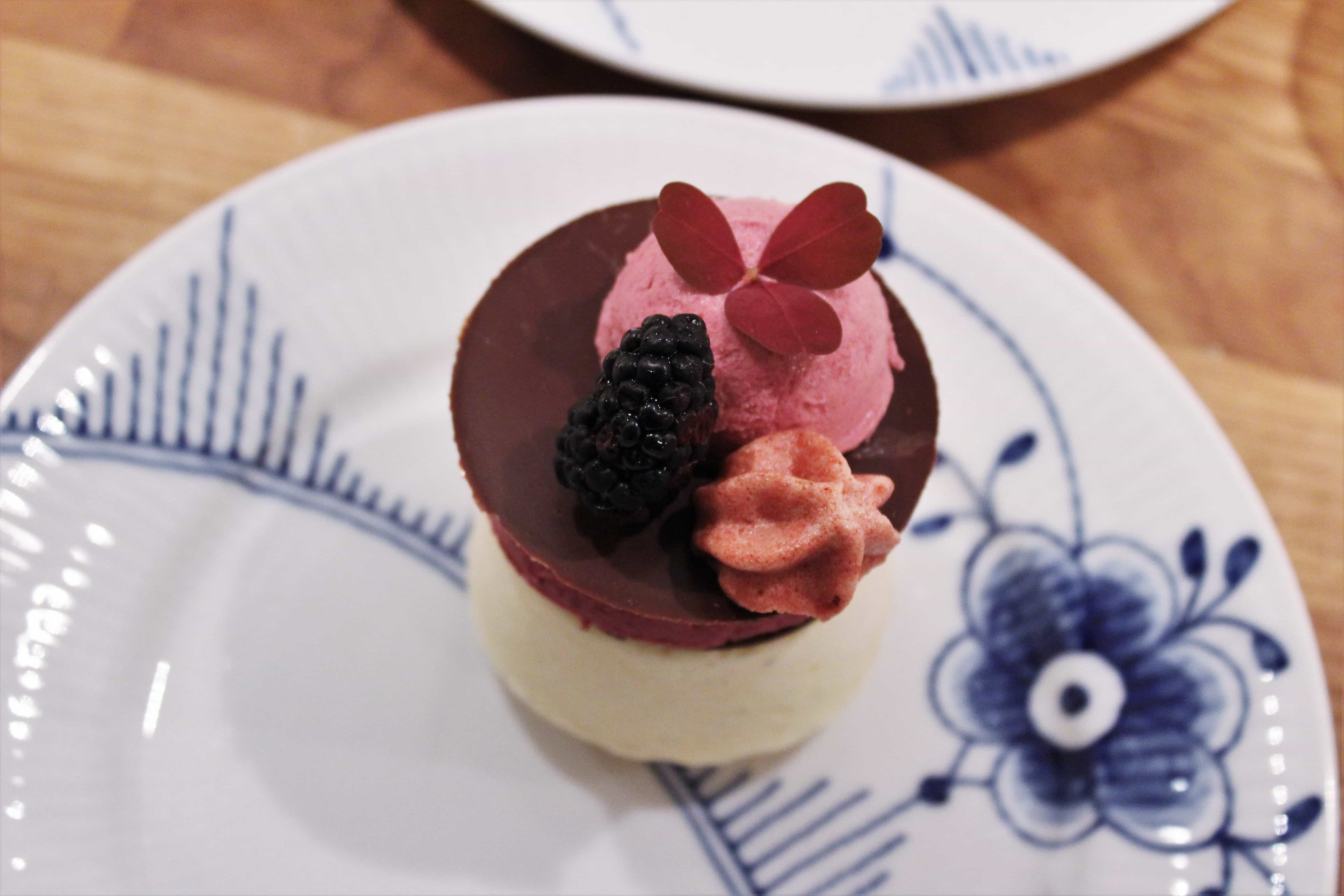 En festlig dessert med brombæris, vaniljeis, fragilite, chokolade - og ...