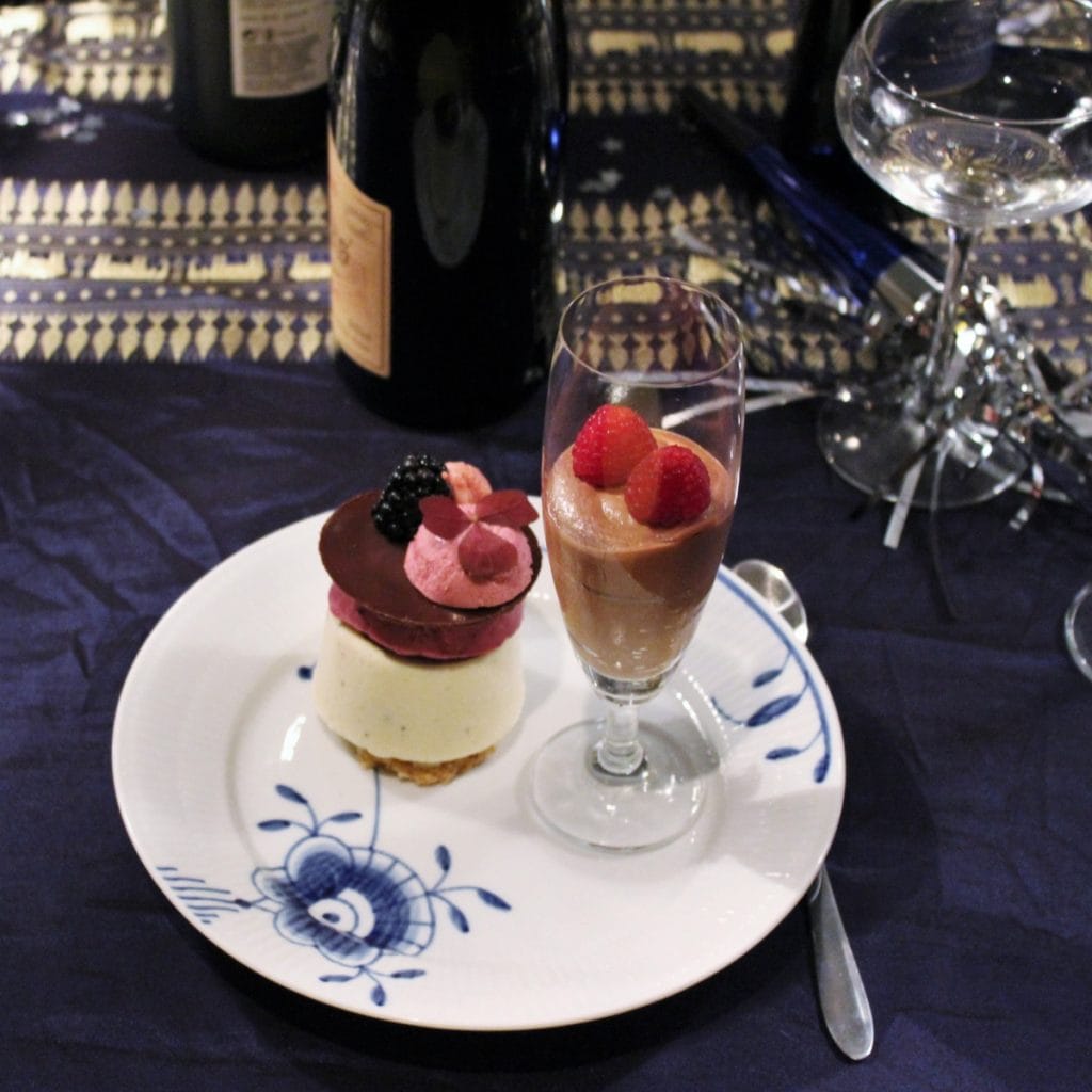 En festlig dessert med brombæris, vaniljeis, fragilite, chokolade - og ...