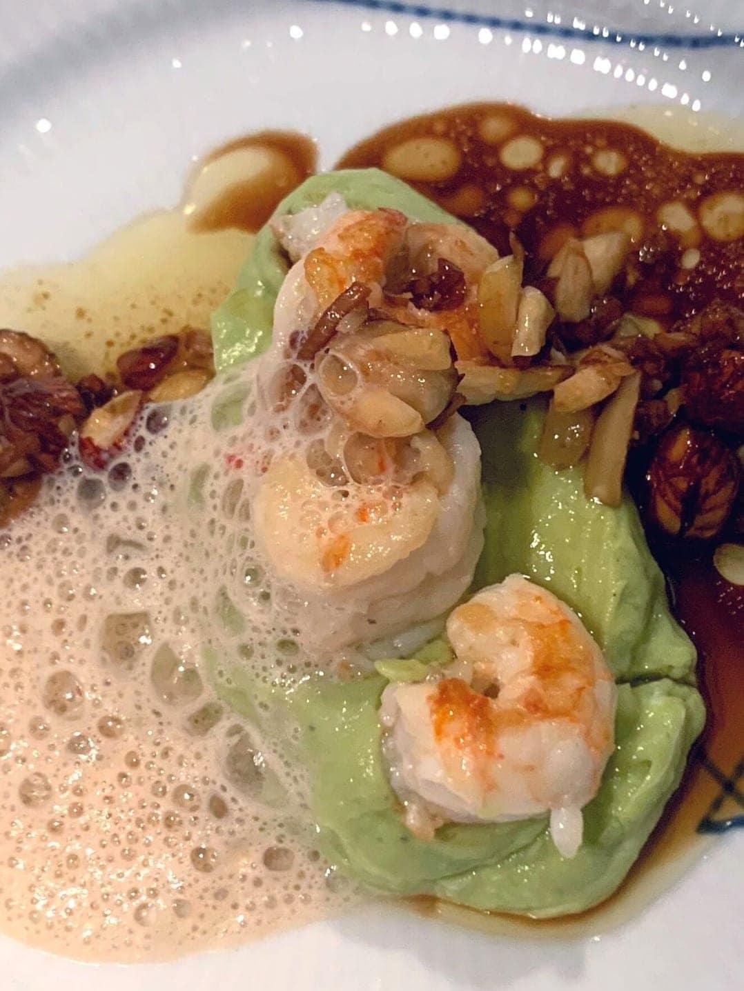 Jomfruhummer med avocadocreme, brunet smørskum og nøddevinaigrette ...