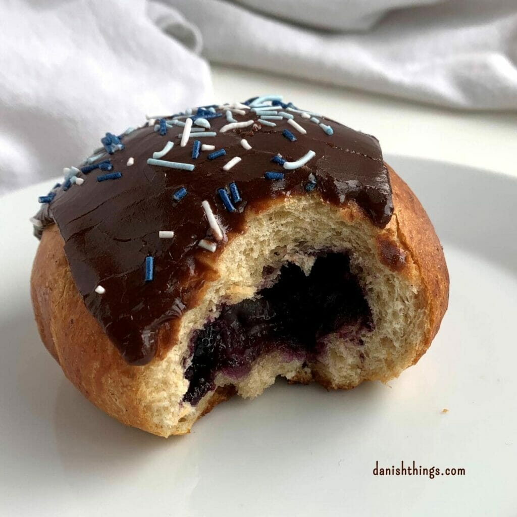 Gammeldags fastelavnsboller med vilde blåbær og marcipanremonce ...