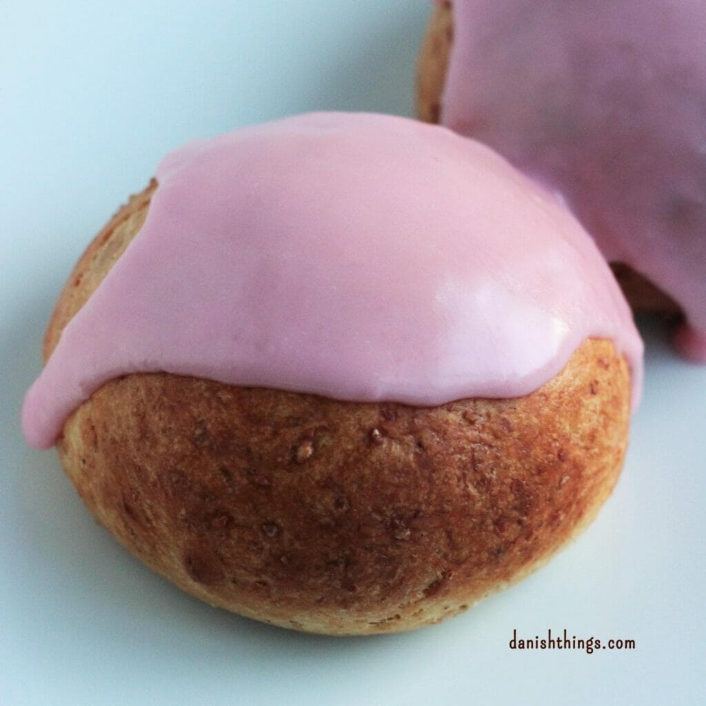 Gammeldags fastelavnsboller med vilde blåbær og marcipanremonce ...