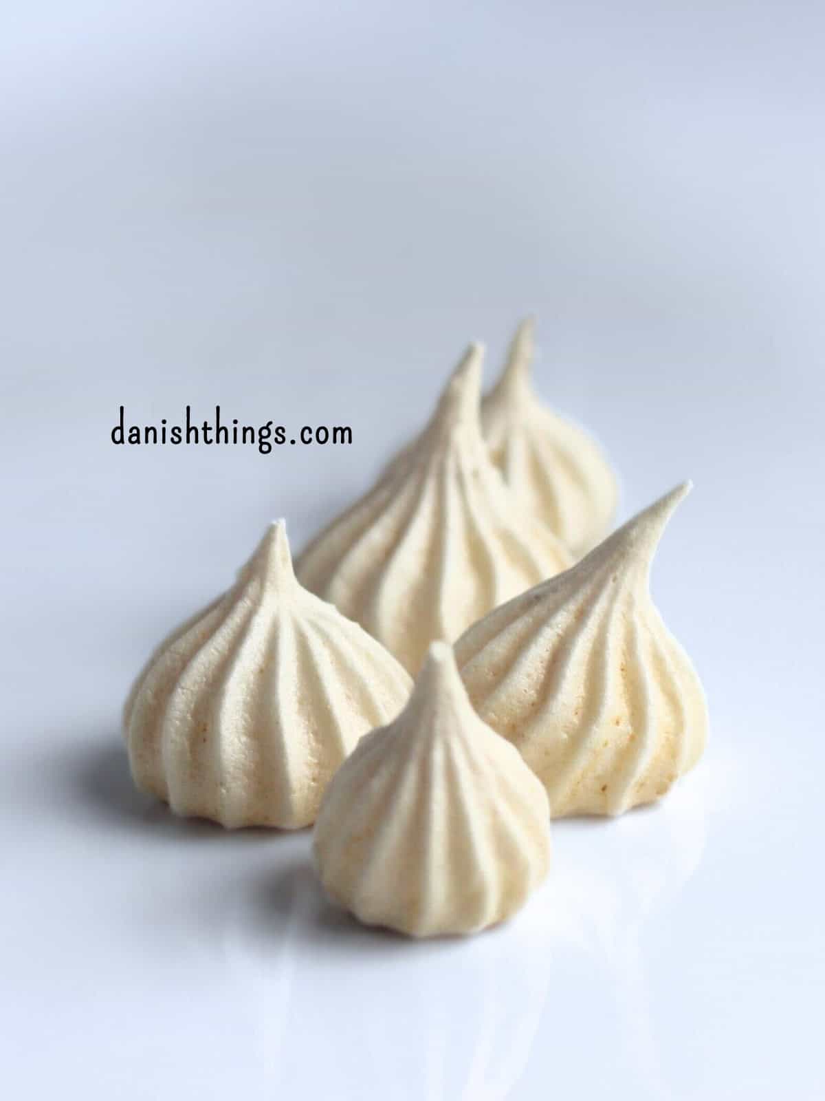 Kaffemarengs - små sprøde marengskys med kaffe - Danish Things